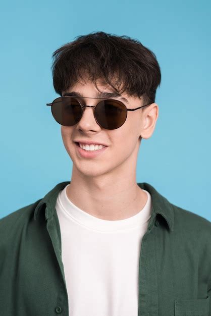 Porträt Eines Lächelnden Jungen Mannes In Der Sonnenbrille Kostenlose