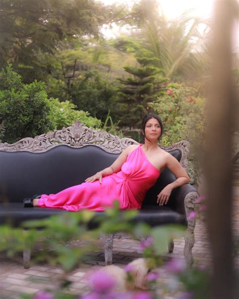 Tanishaa Mukerji కొప్పున పూలెట్టుకొని కైపెక్కిస్తున్న తనీషా ముఖర్జీ