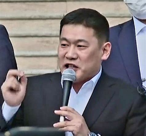 Эмүжин Энэ хүн үлдвэл иргэд аж ахуйн нэгж компаниуд үйлдвэрлэгчид яг ийм царай гаргаж