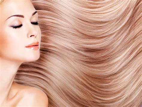 Красивая женщина с длинными белыми волосами Стоковое Фото изображение насчитывающей