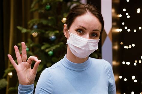 의료 마스크에 귀여운 여자는 모든 것이 괜찮다는 제스처와 함께 보여줍니다 갈색 머리에 대한 스톡 사진 및 기타 이미지 갈색 머리 건강관리와 의술 건강한 생활방식