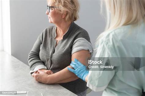 의료 용 마스크에 환자에게 주사를 만들기 전에 주사기를 들고 의사를 닫습니다 코비드19 또는 코로나바이러스 백신 2명에 대한 스톡 사진 및 기타 이미지 Istock