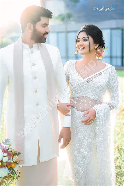 පුංචි තිරයේ ආදරවන්තිය රංගන ශිල්පිනී නිපුනිකා හේවාගමගේ සහ ලහිරුගේ විවාහ ඡායාරූප මෙන්න Photos