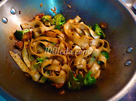 Рецепт лапши с курицей и брокколи - Горячие блюда от 1001 ЕДА
