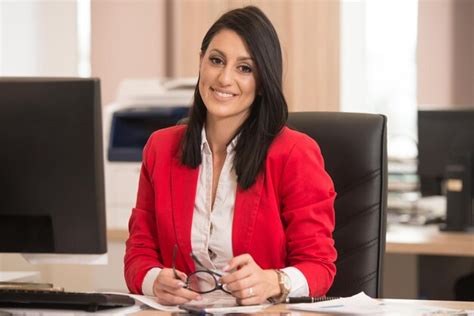 Premium Photo Portrait Of A Cheerful Casual Businesswoman Smiling