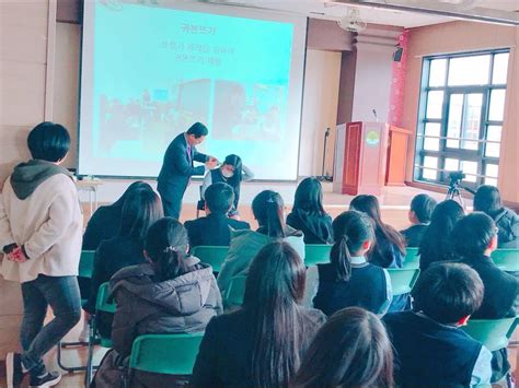 장애인식개선교육 지난 3월 14일 구호림 박사님과 함께 인천 명현중학교에서 중학교 1학년 학생들과 1학년 담임교사 특수교사를 대상으로 청각장애인식개선교육 이