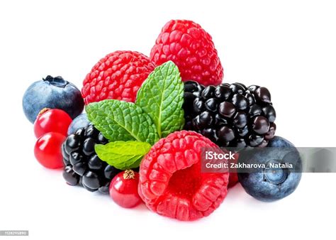 잎의 혼합 열매 다양 한 신선한 딸기 흰색 배경에 고립입니다 라즈베리 블루베리 크랜베리 블랙베리와 민트 잎 산 딸기류에 대한