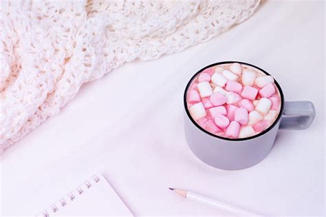 커피 한 잔 분홍색 마시멜로 담요 노트북 및 연필을 뜨개질하는 사무실 작업 공간 공간을 복사합니다 담요에 대한 스톡 사진 및 기타 이미지 Istock