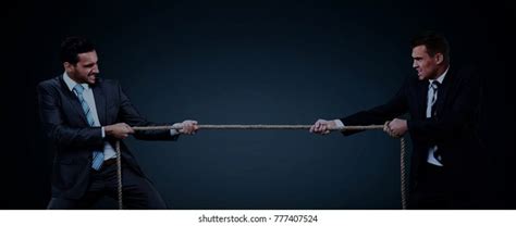 경쟁에서 밧줄을 당기는 두 명의 사업가 스톡 사진 509820433 Shutterstock