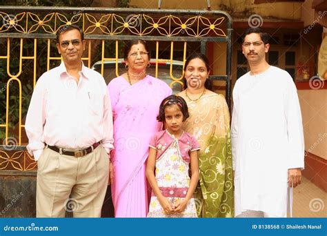 Glückliche Und Helle Indische Familie Stockfoto Bild Von Freude Ehemann 8138568