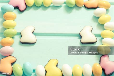 행복한 부활절 파스텔은 민트 배경에 달콤한 계란과 초콜릿 토끼를 색칠합니다 프레임 상단 보기 카피스페이스 0명에 대한 스톡 사진 및 기타 이미지 Istock