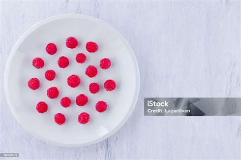 흰색 접시에 라즈베리 흰색 배경에 레드 라즈베리 베리 비건용 베리 여름 컨셉입니다 미니멀 한 음식 맨 위 보기 복사 공간 0명에 대한 스톡 사진 및 기타 이미지 Istock