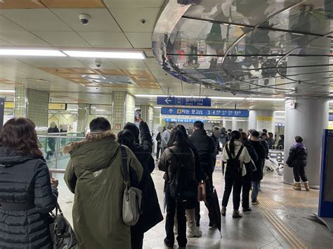 르포 회사 갈 수가 없어요 기록적 폭설에 버스 끊기고 지하철 못 타 출근 포기