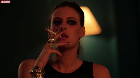 Голая Жюльет Дол в Roxanne Ii
