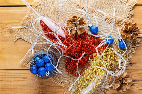 크리스마스 구슬이있는 샴페인 안경 두 잔 자루에 크리스마스 공과 장식 소나무 배경에 소나무 콘과 여러 가지 빛깔의 구슬 위쪽 보기 갈색에 대한 스톡 사진 및 기타 이미지