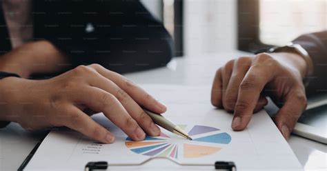 재무 보고서 토론 또는 투자와 함께 일하는 비즈니스 사람들 비즈니스 재무 개념 사진 Unsplash의 태국 이미지