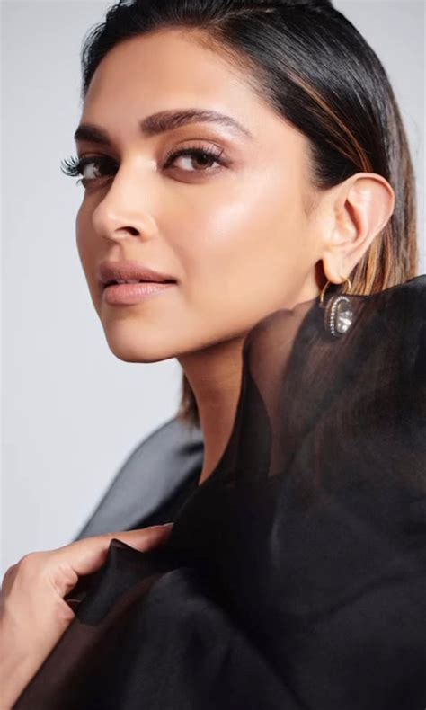 Pin Van Gino Op Deepika Padukone