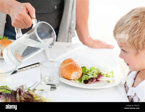 Oma Mit Ihrem Enkel Zu Hause Stockfotografie Alamy