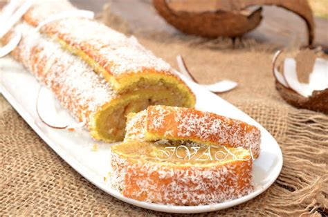 С нож и вилица в ръка Кокосово руло с бананов крем