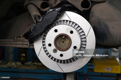 차량 수리 작업장에서 유지 보수 및 교체 시 디스크 패드 허브 및 냉각 구멍으로 휠이 제거된 차량의 제동 시스템 자동차 서비스 산업 새로운에 대한 스톡 사진 및 기타 이미지