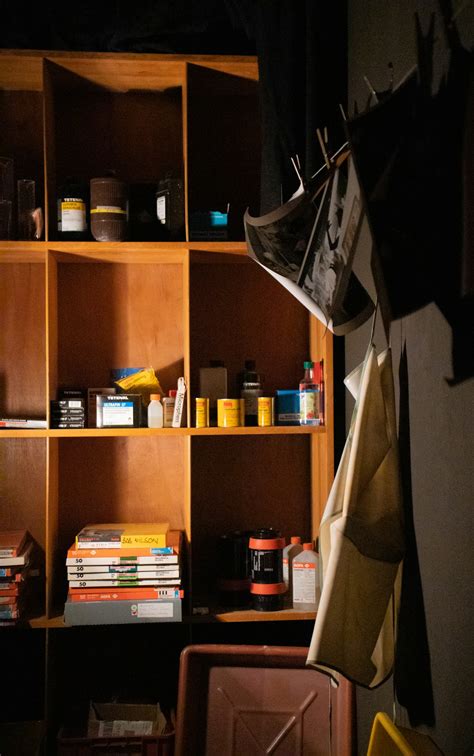 책과 다른 물건으로 가득 찬 선반이있는 방 사진 Unsplash의 무료 베를린 이미지