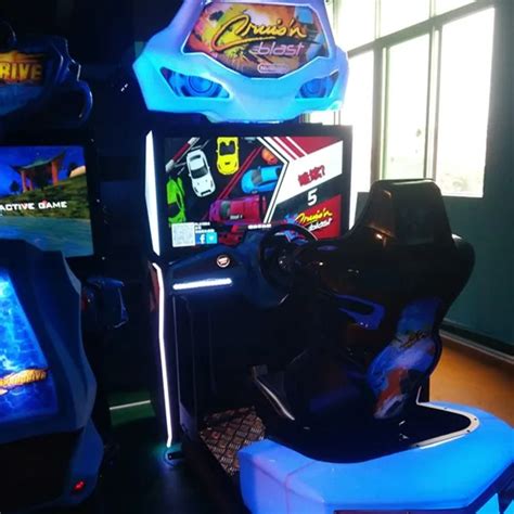 동전에 의하여 운영하는 Cruisin 돌풍 차 경주 아케이드 게임 기계 판매를 위한 실내 오락 차 경주 게임 기계