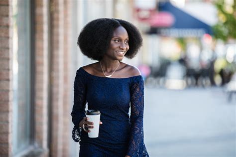 젊은 아프리카 계 미국인 여자 산책 에 이 도시 와 A 차 이동 20 29세에 대한 스톡 사진 및 기타 이미지 20 29세 건강한 생활방식 걷기 Istock