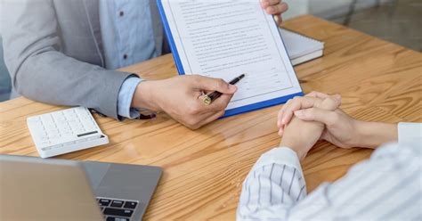 펜에 서명하는 계약서 임대 모기지를 들고 앉아 있는 사업가들 계약을 협상하는 사업가 사진 Unsplash의 계약 이미지