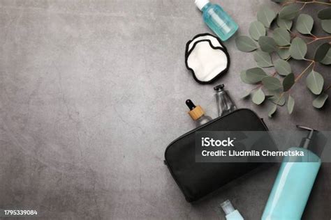 스파 준비 소형 세면 용품 가방 다양한 화장품 및 회색 질감의 배경에 유칼립투스 평평한 위치 텍스트를 위한 공간 0명에 대한 스톡 사진 및 기타 이미지 Istock