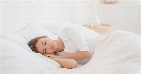 침실의 하얀 침대에 누워 솜 상의를 입고 담요로 덮고 평화롭게 잠을 자고 꿈을 꾸는 젊은 여성 사진 Unsplash의 베개 이미지