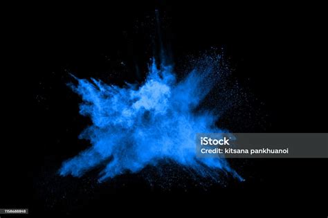 추상적 인 파란색 분말 스플랫 배경 컬러 파우더 폭발 던지는 색상 분말의 동결 운동 검은 배경에 컬러 반짝이 질감 0명에 대한 스톡 사진 및 기타 이미지 Istock