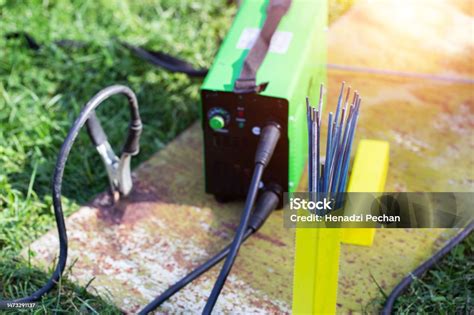 수동 용접기 및 솔기 접촉 용접용 전극 세트 용접 산업 중 안전 예방 조치 0명에 대한 스톡 사진 및 기타 이미지 0명 개체 그룹 건강관리와 의술 Istock