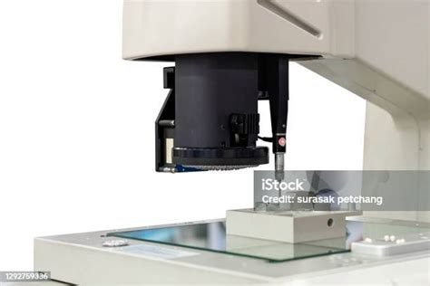 클리핑 경로가 있는 흰색에서 격리된 제조품질 관리를 위해 제품 검사 치수 형상 중 카메라 프로브 센서가 탑재된 첨단 정밀 비디오 측정 기 감지기에 대한 스톡 사진 및 기타
