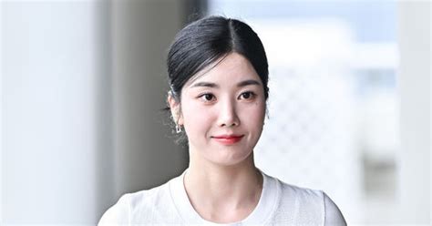 권은비 작은 가방 들고 귀엽게 [사진]