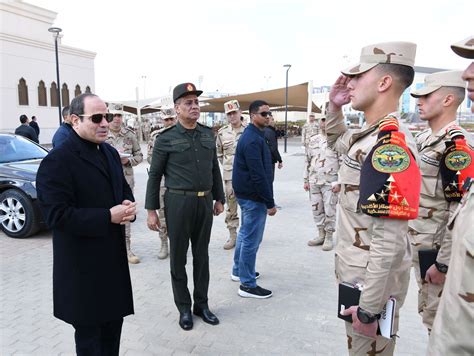الرئيس السيسى يتفقد الأكاديمية العسكرية ويؤدى صلاة الجمعة مع أبنائه