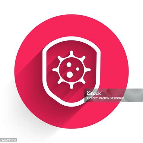 긴 그림자로 분리 된 바이러스 세균 및 박테리아 아이콘으로부터 보호하는 화이트 쉴드 면역 체계 개념 코로나 바이러스 2019ncov 빨간색 원 버튼입니다 벡터 일러스트레이션