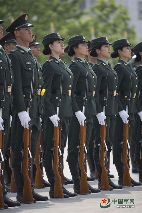 解放軍初の女性儀仗隊員、訓練の様子を写真で公開 人民網日本語版 人民日報