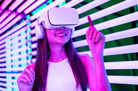 아시아 여자는 네온 불빛 벽 배경으로 게임을 한다 가상 현실 시뮬레이션 게임 및 미래 기술의 개념 25 29세에 대한 스톡 사진 및 기타 이미지 Istock