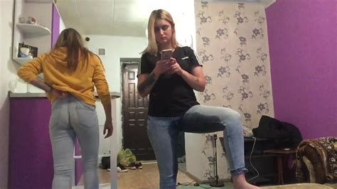Two Girls Casually Wet Jeans 日本語で Two Girls Casually Wet Jeans 日本語で