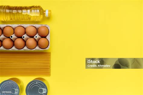 달걀 파스타 통조림 식품 노란 배경에 종이 봉투에 기름 공간 평평한 평지 복사 코로나바이러스 검역 격리 기간동안 위기 식품 재고 음식 배달 기부 0명에 대한 스톡 사진 및
