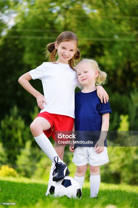 두 명의 귀여운 리틀 자매 화창한 여름 날에 축구 게임 재미 아이 들을 위한 스포츠 활동입니다 소녀에 대한 스톡 사진 및 기타 이미지 Istock