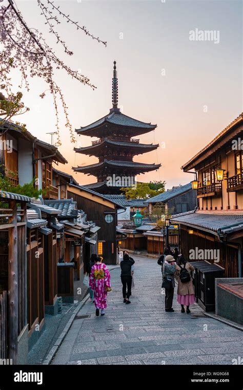 Fußgänger Mit Kimono Yasaka Dori Historische Straße In Der Altstadt Mit Dem Traditionellen