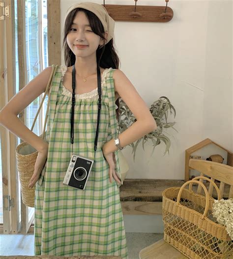 리즈고 공항패션 공항룩 레이스 프릴 민소매 화이트 나시 여름 체크 멜빵 그린 롱 원피스