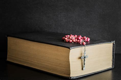 조용 하 고 어두운 분위기에 테이블 크로스와 성경 일요일에 기도 시간입니다 7대 죄악에 대한 스톡 사진 및 기타 이미지 7대 죄악 경전 고해 종교 Istock