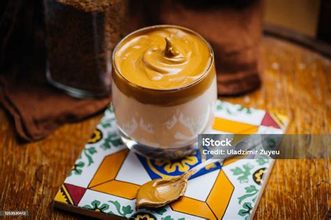 달고나 커피 음료 배경 휘핑 인스턴트 커피 설탕 우유로 만든 한국 커피 음료 0명에 대한 스톡 사진 및 기타 이미지 0명 거품 내기 달고나 커피 Istock