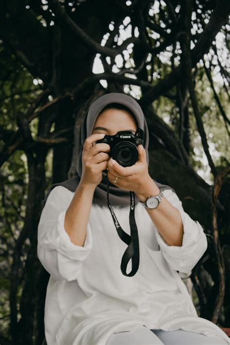 Dslr Dslr 카메라 거리 사진 경치가 좋은 나뭇가지 남쪽 아시아 라이프스타일 모험 브라운 히잡 사람 사진 촬영 사진 취미 사진작가 성인 손목