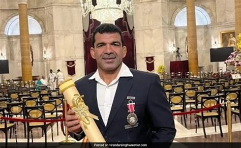 मैं भी पद्मश्री लौटाऊंगा पहलवान वीरेंद्र सिंह ने किया एथलीटों का