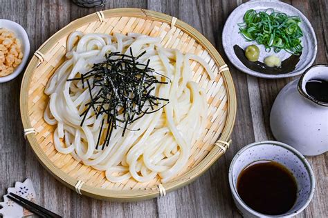 Zaru Udon Chilled Zaru Udon Noodles With Cut Roasted Seaweed Served In