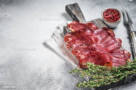 Pastirma 터키어 얇게 썬 파스트 라미 나무 보드에 향신료와 말린 쇠고기 고기 흰색 배경입니다 평면도 복사 공간 할랄에 대한 스톡 사진 및 기타 이미지 Istock