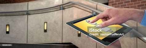 디지털 태블릿을 사용하여 사업가의 자르기 손의 합성 이미지 0명에 대한 스톡 사진 및 기타 이미지 0명 건물 외관 건설 산업 Istock